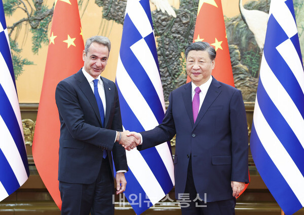 [사진] 그리스 총리와 악수하는 中 시진핑 주석