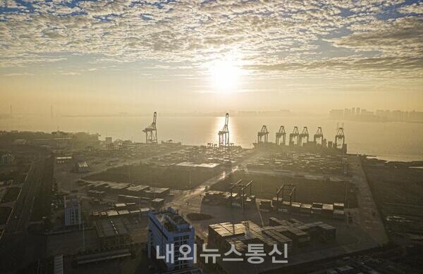 [사진] 2024년 첫 일출 맞이한 中 하이난 자유무역항