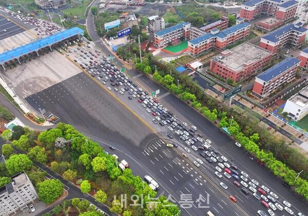 [사진] 中 청명절 연휴, 길게 늘어선 차량 행렬